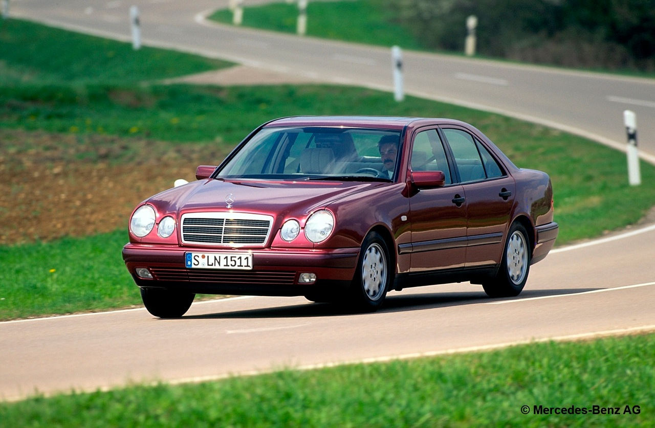Mercedes-Benz: Legendarna E klasa slavi 25. rođendan! – Revija HAK