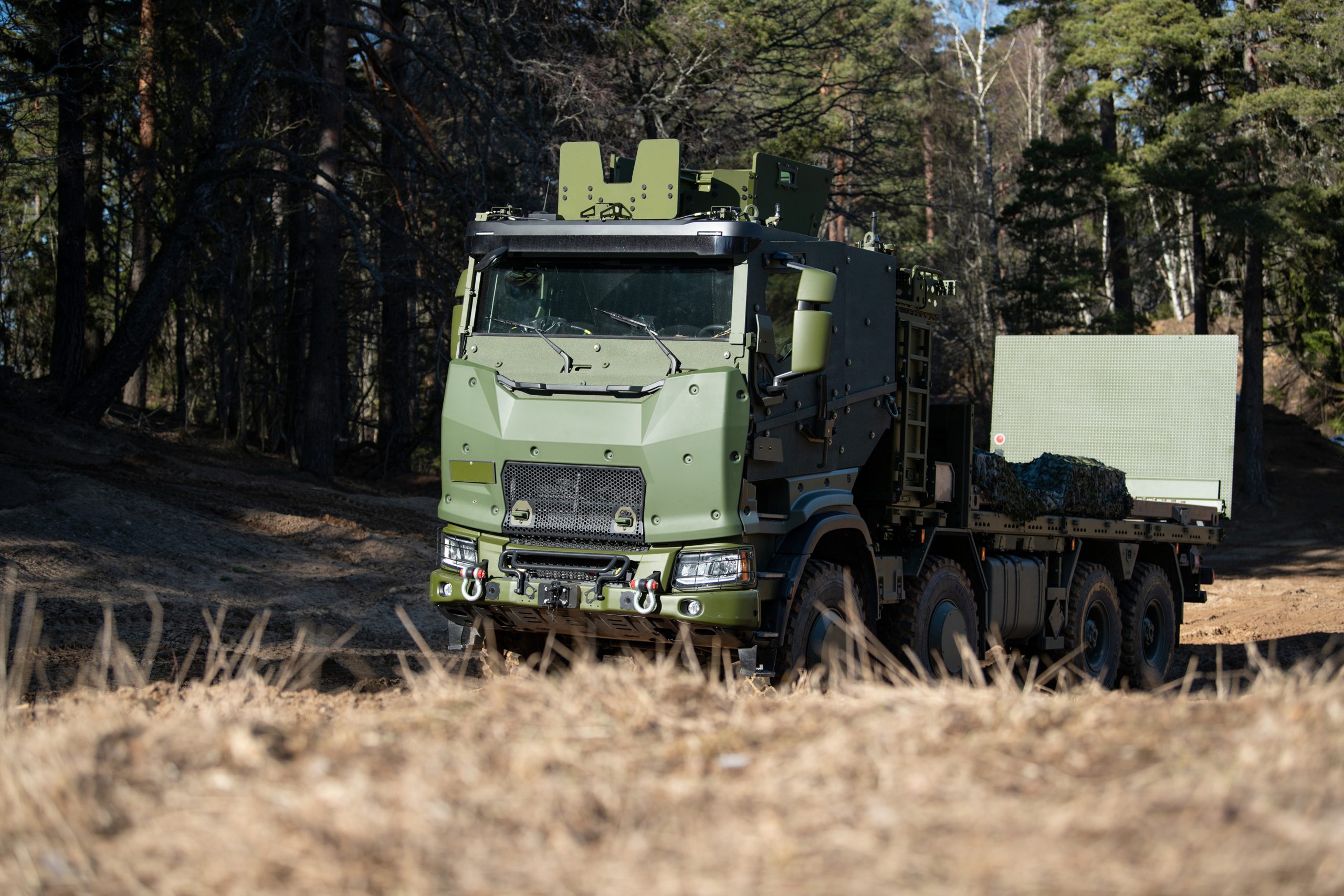Scania je predstavila vojni kamion s hibridnim motorom: Omogućuje tihi ...